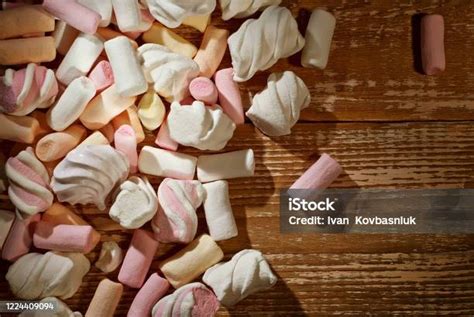 나무 테이블에 과자를 많이 오렌지 마시멜로와 핑크와 가까이 에 Bize 초라한 오래 된 보드에 사탕 0명에 대한 스톡 사진 및