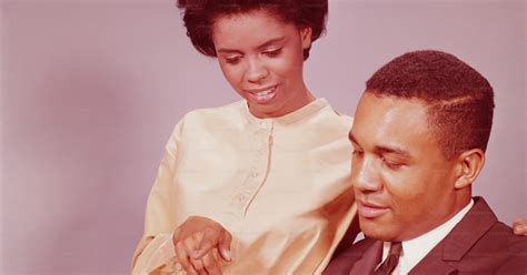 미국 1960년대경 의자에 앉아 있는 커플 잡지 기사를 가리키는 여성 사진 Unsplash의 아프리카 계 미국인 여성 이미지