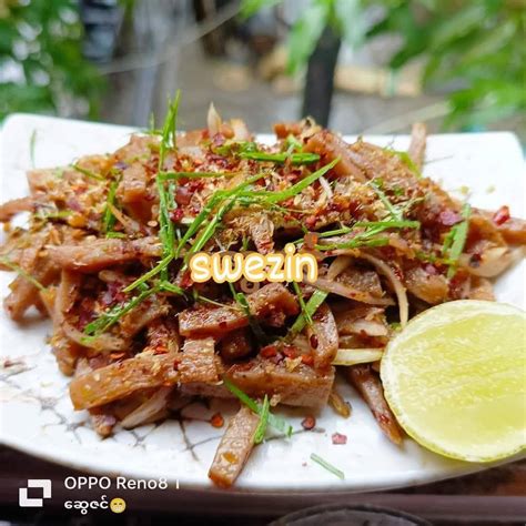 Swe ဝဥသုပ် ဝဥကိုပါးပါး လေးလှီး ဆားနဲ့နယ် မကပ်အိုးထဲ ထည့်ပြီ ရေခန်းအောင် လှော် လိုက်ပါ ကြက်သွန