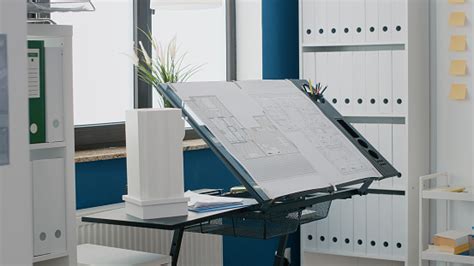 건설에 사용되는 빈 공간에서 청사진 계획과 건물 모델을 테이블에 닫습니다 0명에 대한 스톡 사진 및 기타 이미지 0명 3차원 형태 개념 Istock