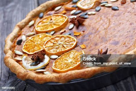 Pai Ubi Jalar Dihiasi Dengan Keripik Oranye Biji Labu Dan Bintang Adas