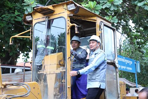 លោក គង់ សោភ័ណ្ឌ បើកការដ្ឋានជួសជុលផ្លូវចាក់បេតុងប្រវែង ១ពាន់ម៉ែត្រ នៅស្រុកស្អាង ខេត្តកណ្ដាល