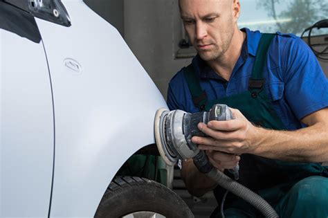 차가 게에서 자동차 광택을 선명 하 게 하는 남자의 손에 기계 검사 보기에 대한 스톡 사진 및 기타 이미지 검사 보기 교통사고 충돌 사고 기계공 Istock