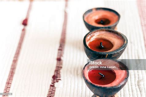 아늑한 홈 인테리어 장식 배경 멀티 컬러 양탄자에 코코넛 껍질에 촛불을 굽기 0명에 대한 스톡 사진 및 기타 이미지 0명 갈색 거실 Istock