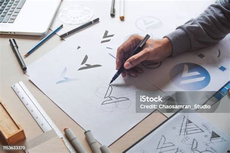 그래픽 디자이너 개발 프로세스 그리기 스케치 디자인 창의적인 아이디어 초안 로고 제품 상표 레이블 브랜드 작품 그래픽 디자이너