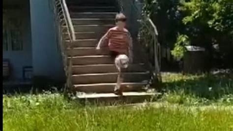 ვიდეო 11 წლის იოსებ ლომაძე კიბეზე უკუსვლით ბურთს კენწლავს ნახეთ პატარა „დინამოს