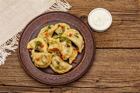 만두 는 조림 양배추와 사워 크림을 박제 전통적인 우크라이나어 요리 Varenyky 건강한 비건 음식 0명에 대한 스톡 사진 및 기타 이미지 Istock