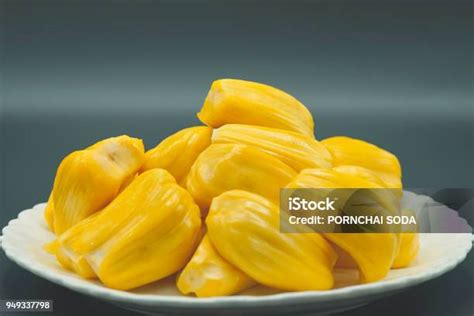 흰색 접시에 신선한 Jackfruit 조각입니다 노란 Jackfruit 익은 달콤한입니다 채식 채식주의 날 음식 이국적인 열 대 과일절연 빵나무 열매에 대한 스톡 사진 및