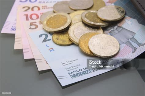 콜롬비아 돈 콜롬비아 의 통화 페소 지갑 내부의 다양한 지폐와 동전 어두운 배경에 클로즈업 0명에 대한 스톡 사진 및 기타 이미지 Istock