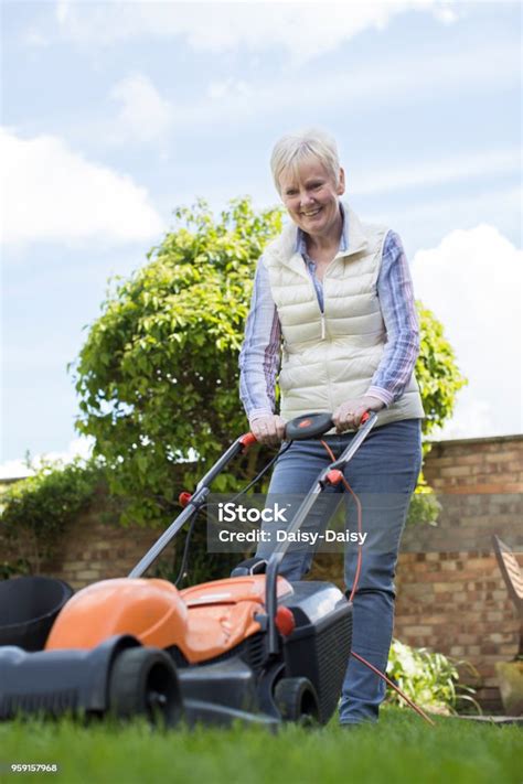 고위 여자 집에서 잔디를 잘라 전기 잔디 깍는 기계를 사용 하 여 잔디 깎기에 대한 스톡 사진 및 기타 이미지 잔디 깎기 잔디 영국 Istock