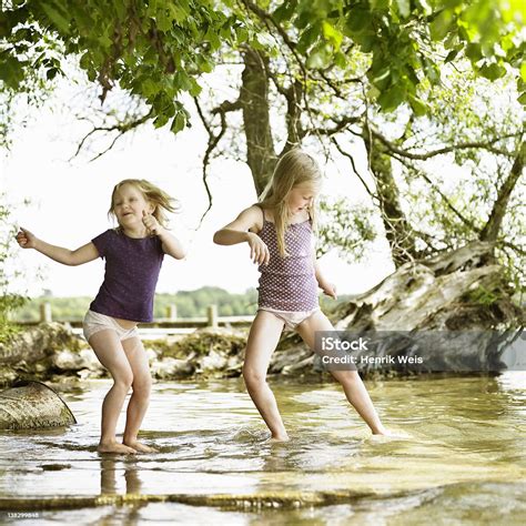 笑顔の女の子で遊ぶ湖 ダンスのストックフォトや画像を多数ご用意 ダンス バイタリティ 子供 Istock