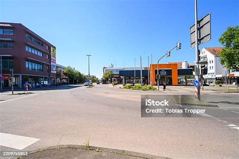 거리 건물 신호등 생생한 푸른 하늘이 있는 도시 경관 마을의 일상 생활을 강조하는 도시 풍경 거리에 대한 스톡 사진 및 기타