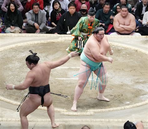 綱とり霧島3敗目で自力v消滅支度部屋では珍しく怒り「緊張してた。体が動いてない」陸奥親方 大相撲写真ニュース 日刊スポーツ