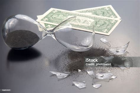 지폐의 배경에 깨진 모래 시계 시간과 재정의 손실 수익 기회의 끝 측정 시간을 중지합니다 유리 조각 비즈니스 희망이 산산조각났습니다 금융에 대한 스톡 사진 및 기타 이미지