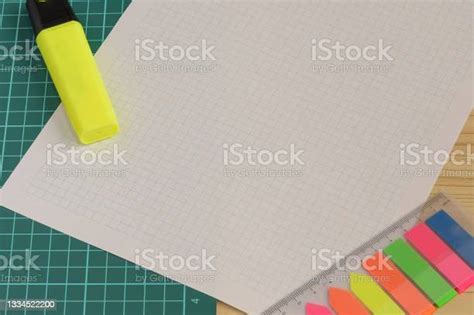 펜 연필 메모장 노트북 스테이플러 스테이플러 클리퍼 종이 클립 홀더 클립 보드 테이블 위에 배치 여러 모듬 컬렉션 사무실 문구 사진 개인 장식품에 대한 스톡 사진 및 기타