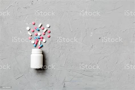 컬러 배경에 플라스틱 병에 여러 가지 빛깔의 알약과 캡슐 복사 공간 다양한 다양한 의약품 정제 및 알약 비타민 및 영양 보충제 개념 0명에 대한 스톡 사진 및 기타 이미지