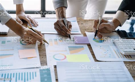 비즈니스 기업 팀 브레인 스토밍 계획 전략 토론 분석 투자 조사 차트로 사무실 책상 문서 사무실에서 3 명에 대한 스톡 사진 및