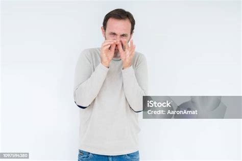 격리 된 배경 뭔가 냄새 나 고 역 겨 운 냄새 참을 냄새 코에 손가락으로 잡고 숨을 우아한 수석 남자 나쁜 냄새 개념입니다 공포 무서움에 대한 스톡 사진 및 기타 이미지