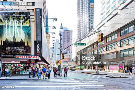 미드타운 맨하탄 뉴욕 건물 타임 스퀘어 브로드 웨이 거리 애비뉴도로 표지판 Duane Reade 교회 선물이 게 사람들이 52 번 Amazon Prime에 대한 스톡 사진