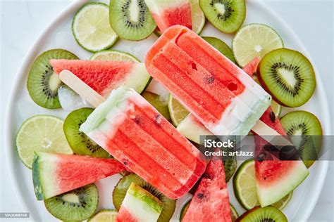 냉동 수 박 스무디 키 위 라임 수 박과 회색 대리석 백그라운드에 얼음의 조각 조각의 그릇에 막대기에 평면 배치 건강한 생활방식에 대한 스톡 사진 및 기타 이미지 Istock