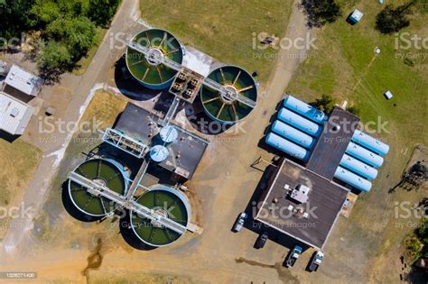 수처리 공장에서 고체 정화기 탱크 형 슬러지 재순환의 공중 보기 공장 산업 건물에 대한 스톡 사진 및 기타 이미지 공장 산업 건물 바이오매스 0명 Istock