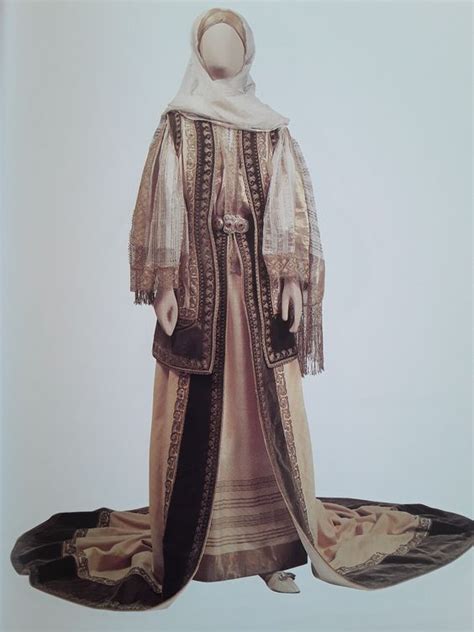 Επίσημη γυναικεία ενδυμασία της Αυλής της βασίλισσας Ολγας της