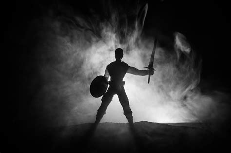 중세 전투 장면입니다 별도 개체로 인물의 실루엣 어두운 톤 안개 배경에 전사 사이 싸움 밤 장면입니다 The Crusades에 대한 스톡 사진 및 기타 이미지 Istock