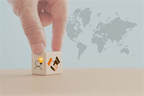 사업가의 손은 남자와 전구로 나무 큐브 블록을 뒤집어 복사 공간과 세계지도 배경을 포함한 손 아이콘을 확인했습니다 비즈니스 계약 브레인스토밍 개념 개념에 대한 스톡 사진 및