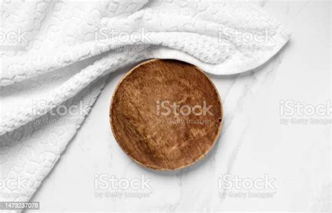 미용 화장품 제품 프리젠 테이션 흰 수건으로 흰색 테이블에 나무 접시 연단 평면도 0명에 대한 스톡 사진 및 기타 이미지 0명 강단 공란 Istock