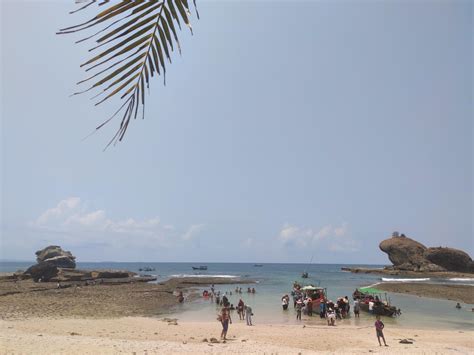 ဂျော်ရန်ဂျီကျွန်းကမ်းခြေ လိပ်ကျွန်းချိုင် တွင် သင်္ကြန်အကျနေ့၌ လာရောက်အပန်းဖြေသူများဖြင့် စည