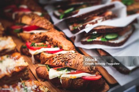 샌드위치 삼지통 크루아상 클럽 잠수함 샌드위치 나무 접시 파티 또는 축하 와 함께 다양한 음식 스낵과 전채 설정 아름답게 장식