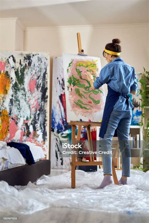 홈 스튜디오 워크샵에서 캔버스에 앞치마 그림에 재능있는 여성 예술가의 전체 길이 샷 여자에 대한 스톡 사진 및 기타 이미지