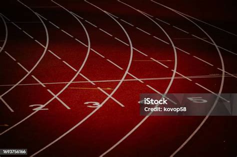 육상 벽지 눈에 띄는 빨간색 트랙에서 흰색 선과 숫자의 교차점 0명에 대한 스톡 사진 및 기타 이미지 0명 2024년 Championship Istock