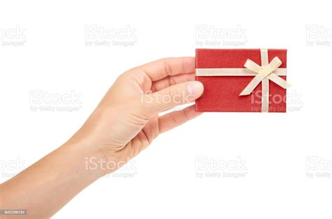 여성 손 빨간색 선물 상자를 들고입니다 흰색 배경에 고립 고립 색상에 대한 스톡 사진 및 기타 이미지 고립 색상 귀여운
