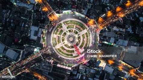 자동차와도 로터리 많이 태국 방콕 야이 Wongwian 밤 빛에 거리 큰 아름 다운 시내입니다 조감도 평면도 도시 풍경 러시 아워 교통 체증 건축에 대한 스톡 사진 및 기타