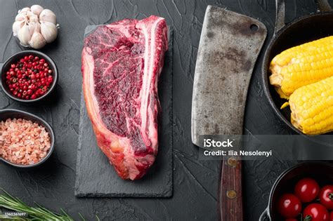등심 쇠고기 고기 대리석 스테이크 클럽 스테이크 컷 돌 보드에 오래된 정육점 칼 검은 돌 배경에 뼈에 대한 스톡 사진 및 기타 이미지 Istock