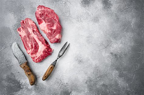 회색 돌 테이블 배경에 조미료와 원시 척 롤 스테이크 프리미엄 쇠고기 상단 보기 플랫 누워 텍스트복사 공간 0명에 대한 스톡 사진 및 기타 이미지 Istock