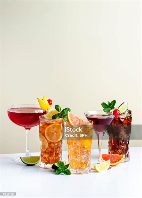 여름 알코올 칵테일 럼 콜라 롱 아일랜드 아이스 티 맨해튼 코스모 폴리탄 구식칵테일 파티를위한 트렌디 한 인기 음료 및 음료 베이지색 배경 맨해튼에 대한 스톡 사진 및 기타