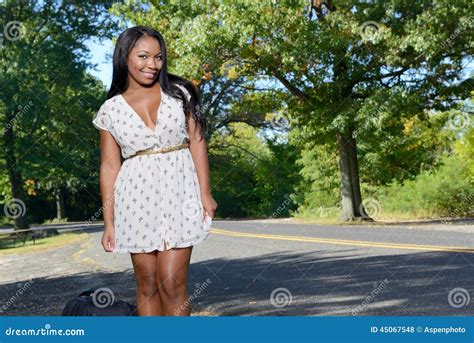 Сексуальная Афро американская женщина в Sundress с чемоданом перемещении Стоковое Фото