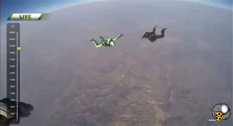 مردی که بدون چتر نجات از هواپیما پرید پایین فیلو