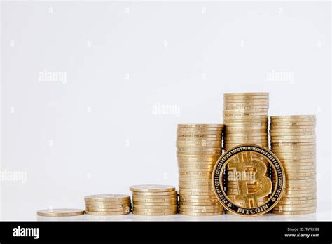Histograma Of Coins And Bitcoin On The White Background Concept Of Currency Growth Savings