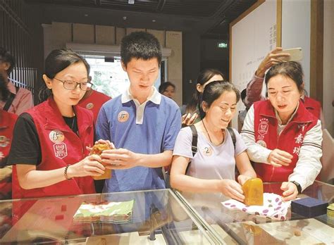 视障人士走进博物馆 深圳政府在线深圳市人民政府门户网站
