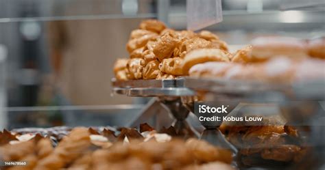 베이커리 디저트 디스플레이 및 크루아상 파리의 패스트리 숍이나 레스토랑 창에서 달콤한 간식 뷔페에서 고급 과자 설탕 크림 및 케이크 베이킹 및 케이터링 아름다운 패스트리