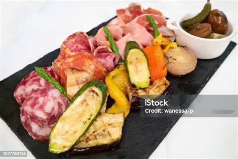 맛있고 맛 있는 이탈리아 Charcuterie 곁들여진 조제의 구색 프로스 퀴 토 디 파 르 마 또는 파 르 마 햄 살라미 소시지 볼로냐 쵸 릿 죠 고 구운된 야채 0명에