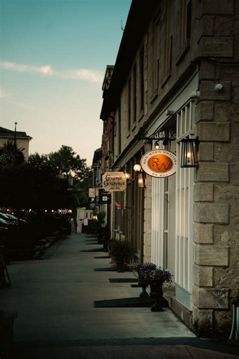 가게 표지판 가로등 간판 거리 사진 거리 생활 건물 외관 건축 고요한 공공 장소 기이 한 기이 한 마을 나무 도시의 도시의 매력 돌 외관 랜턴