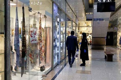 ببینید دعوای باورنکردنی یک دختر و پسر جوان در فروشگاه لباس‌فروشی