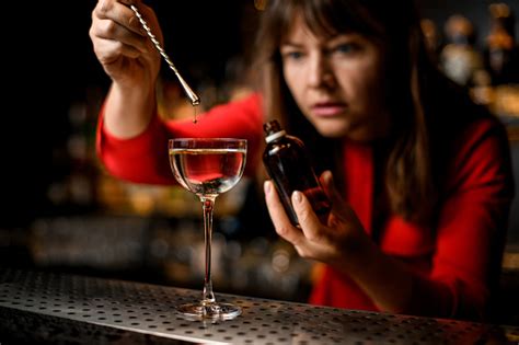 바에 액체 스탠드가있는 유리와 여성 바텐더는 조심스럽게 성분을 추가합니다 30 39세에 대한 스톡 사진 및 기타 이미지 30 39세 강철 근거리 초점 Istock