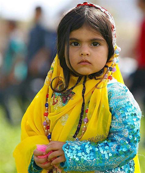 كودكان همراه با گاوهاي تزيين شده