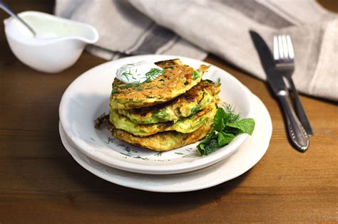 적절 한 영양 채식 아침 식사 글루텐 프리 호박은 콩으로 만든 팬케이크 맛 있는 그리스어 Yougurt와 흰 접시에 민트 검은 배경 수건 포크 나무 표면에 나이프 건강한