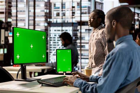 사무실에서 목업 스크린으로 데이터를 분석하는 아프리카계 미국인 사업가 3 명에 대한 스톡 사진 및 기타 이미지 3 명 개발 경영자 Istock
